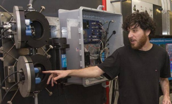 Presenting CERC.Ocean's new underway system to the Minister of Science ...