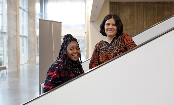 Staying connected: Peer support workers provide mental health advice ...